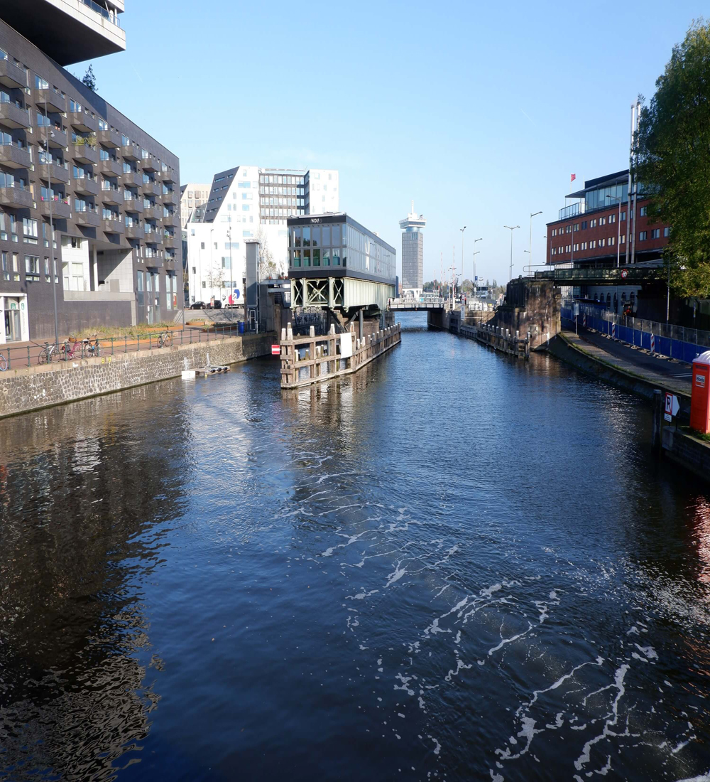 Great Bubble Barrier uses bubbles to clear trash from water