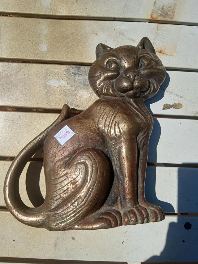 Thrifter stunned by actual value of cast-iron cat trinket