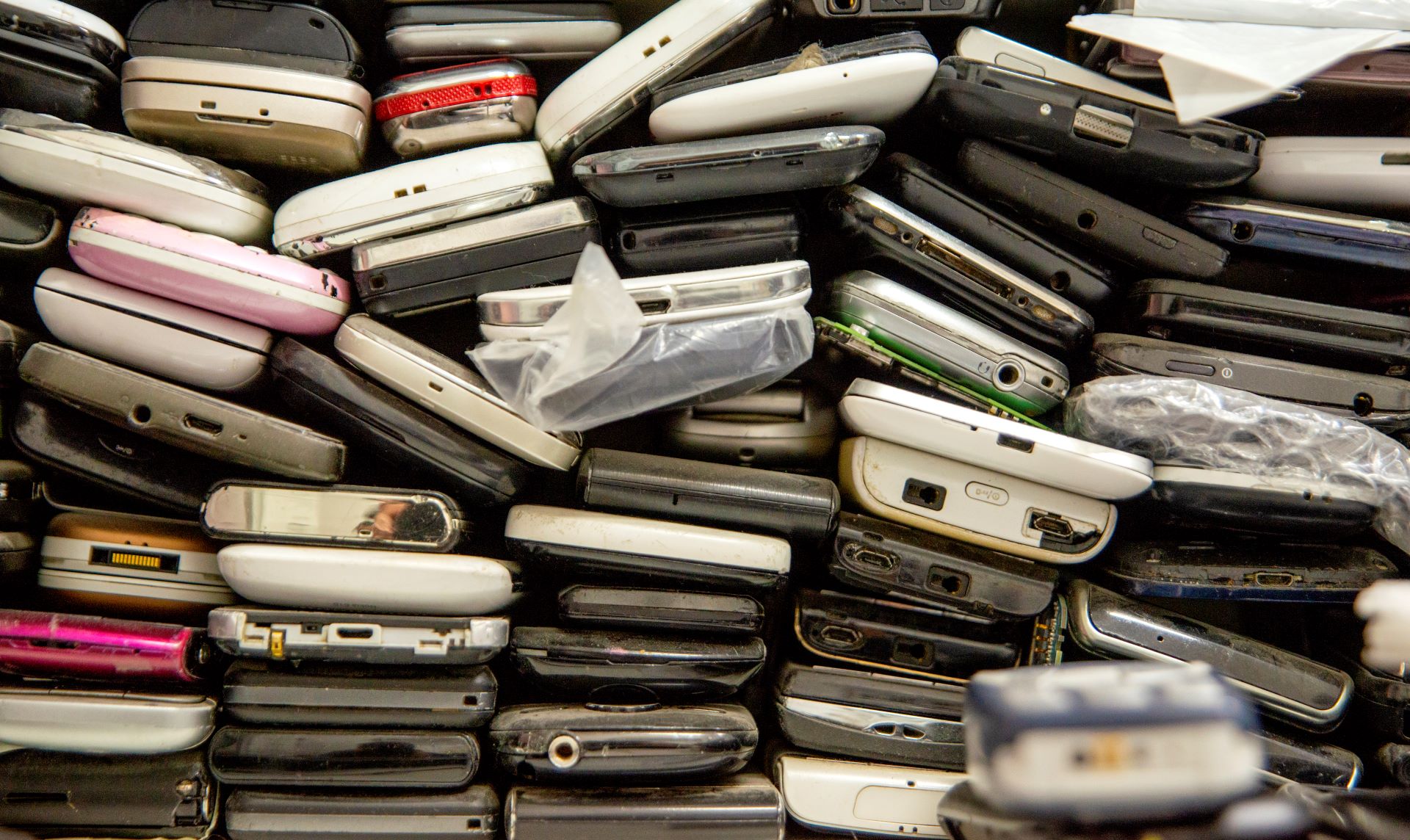Decluttr pays you to recycle your old electronics