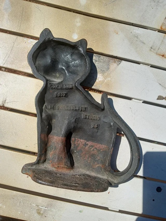 Thrifter stunned by actual value of cast-iron cat trinket