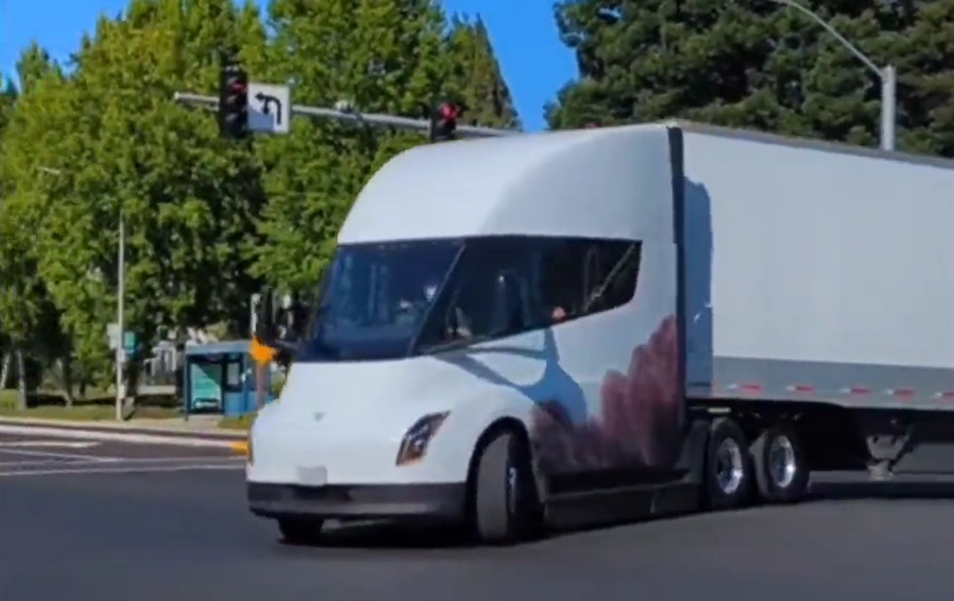 Viral video of a Tesla Semi shows off the truck's most jaw-dropping ...