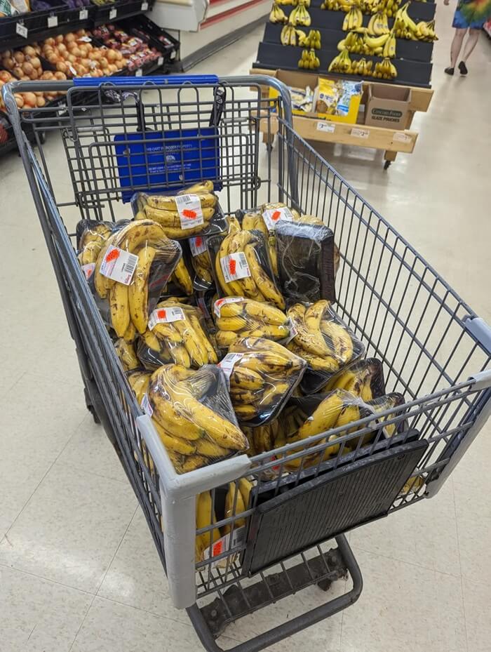 Photo of spoiling fruit found at supermarket sparks debate online: 'Don ...
