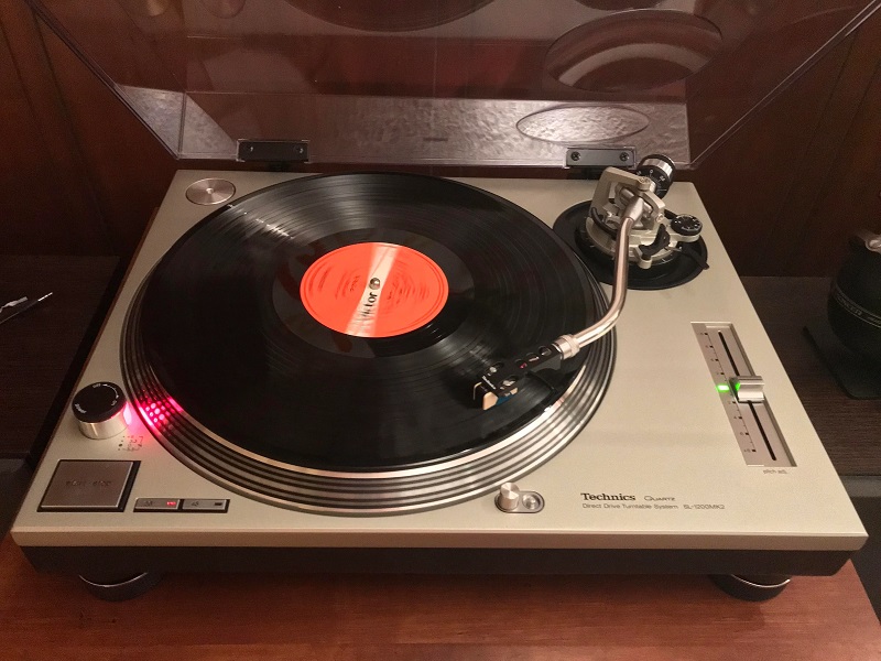 Person stumbles upon brand-new, old-school turntable at thrift shop for ...