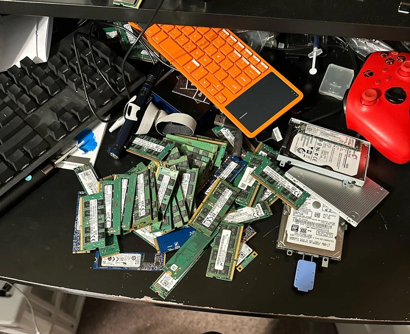 Student sparks envy with photo of unbelievable electronics discarded by ...