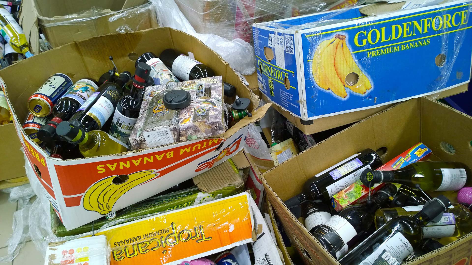 Grocery store employee raises questions after sharing photos of carts ...
