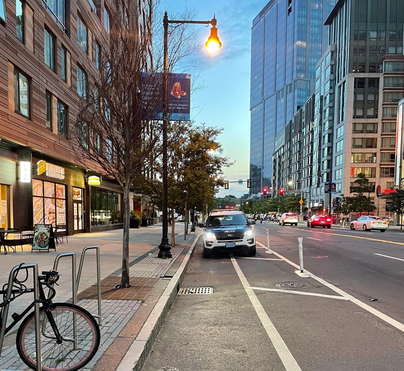 Resident calls out police officer for committing ticketable offence ...