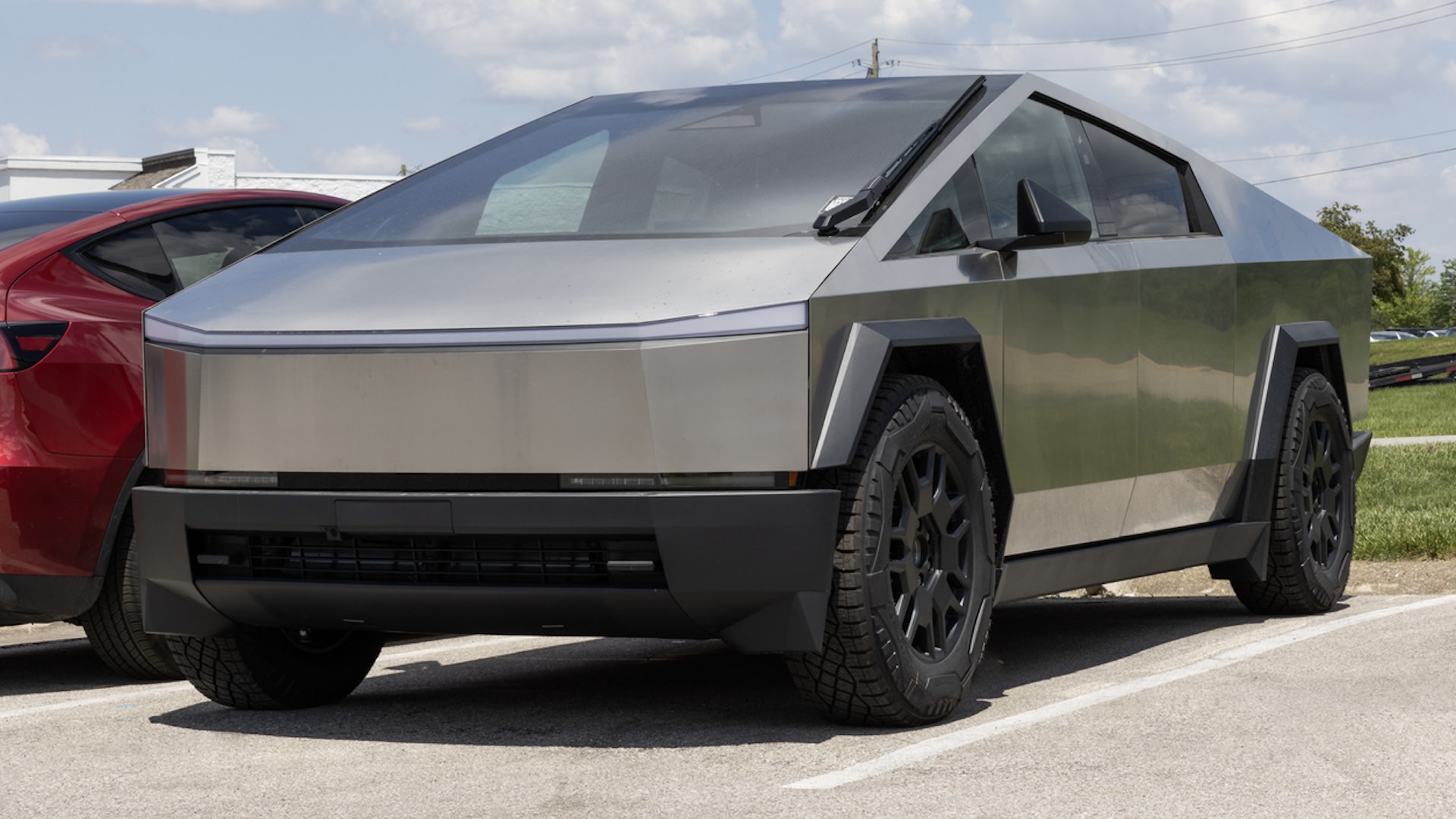 Audience shocked after watching Tesla Cybertruck tow huge tractor with ...
