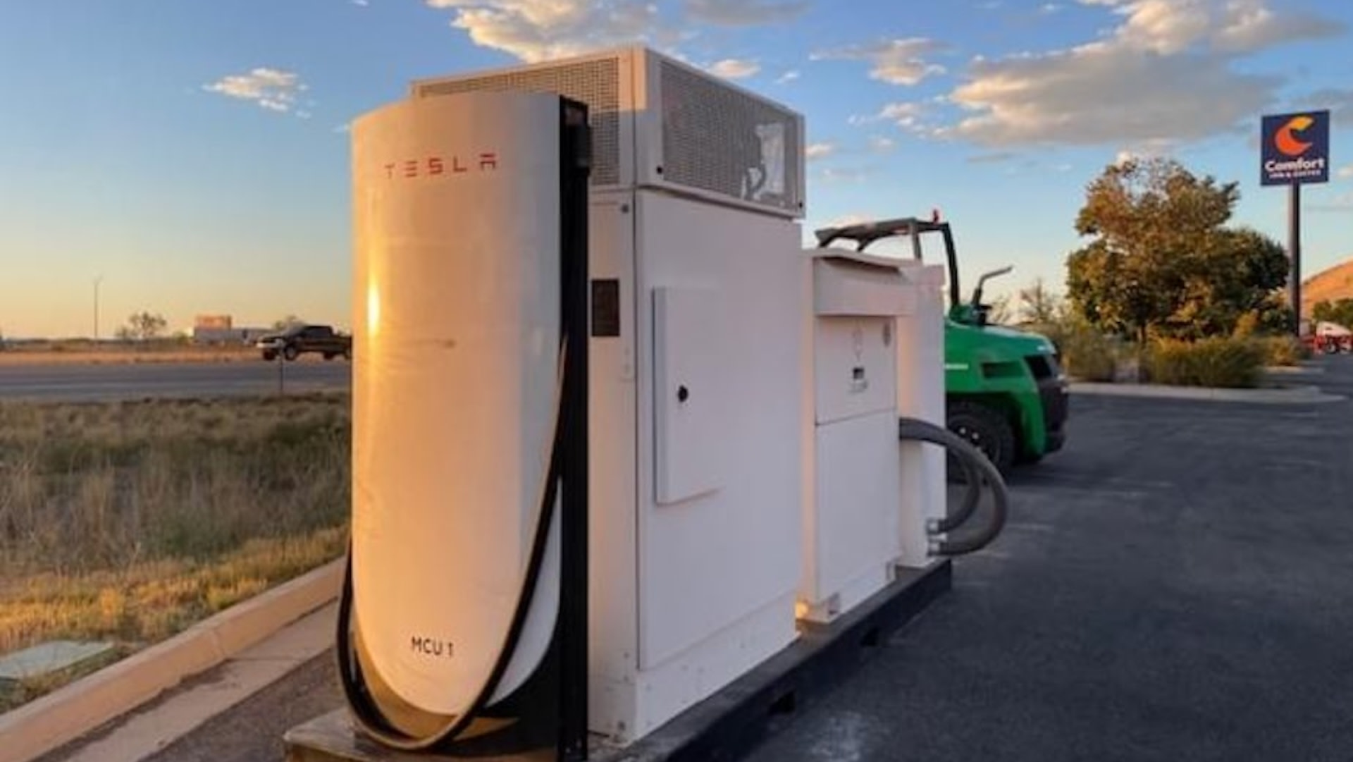 Tesla sparks buzz after photos surface of new plug-in at Supercharger ...