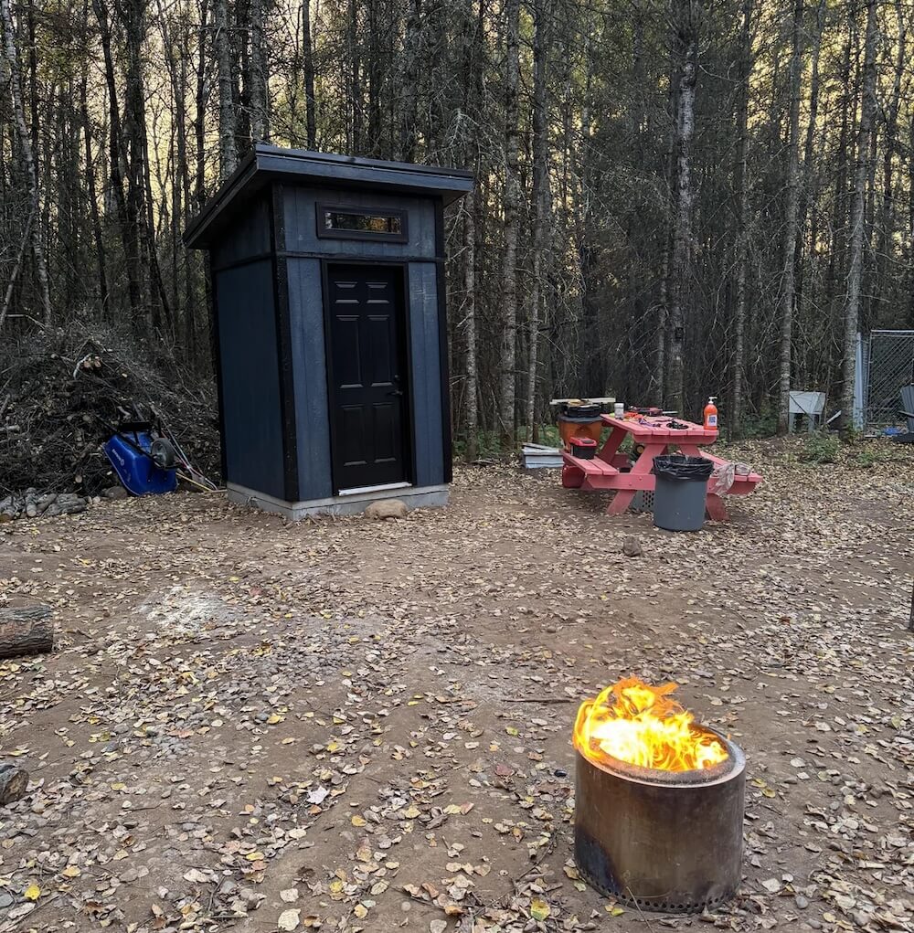 Off-grid homeowner shares stunning photo of their luxury outhouse ...