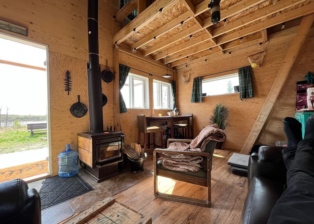 Proud homeowner shares photos of stunning cabin with amazing off-grid ...