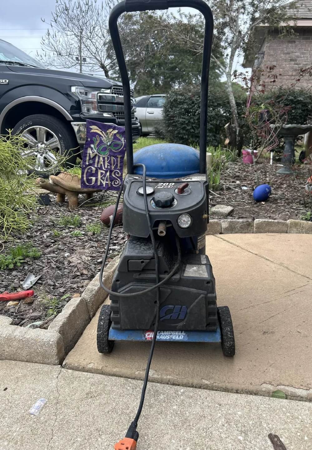 Passerby in disbelief after noticing valuable item in trash bin: 'Seems ...