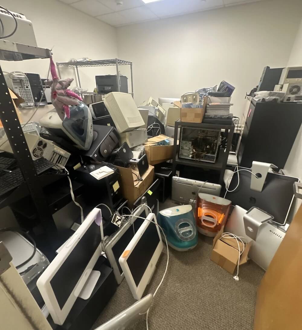 Office worker sparks outrage with photo of upsetting discovery in back ...