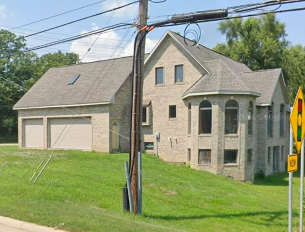 Photos of abandoned McMansion stun viewers after 20 years of decay: 'It ...