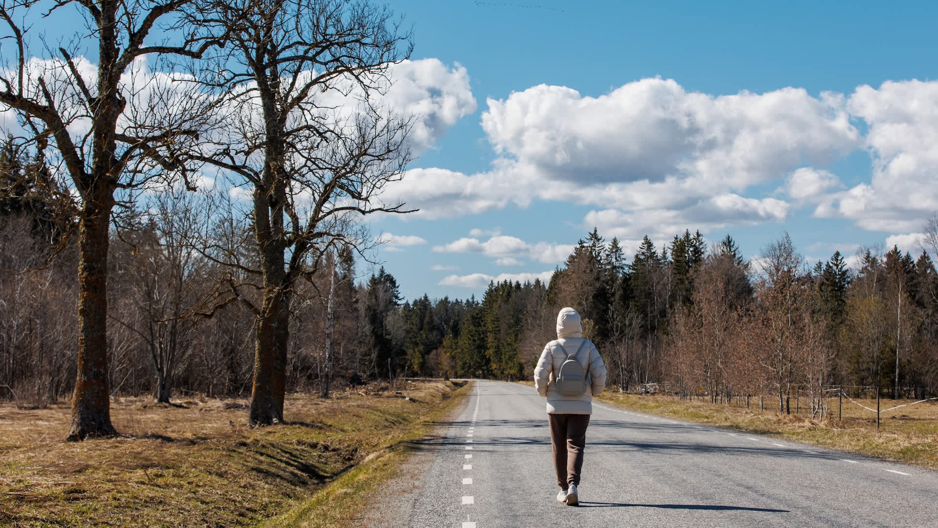 Woman stunned after capturing footage of unexpected creature moving ...
