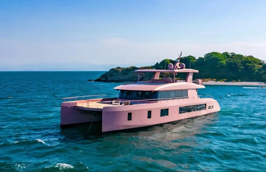 Photo of mysterious pastel-pink yacht spotted in Italy sparks backlash ...