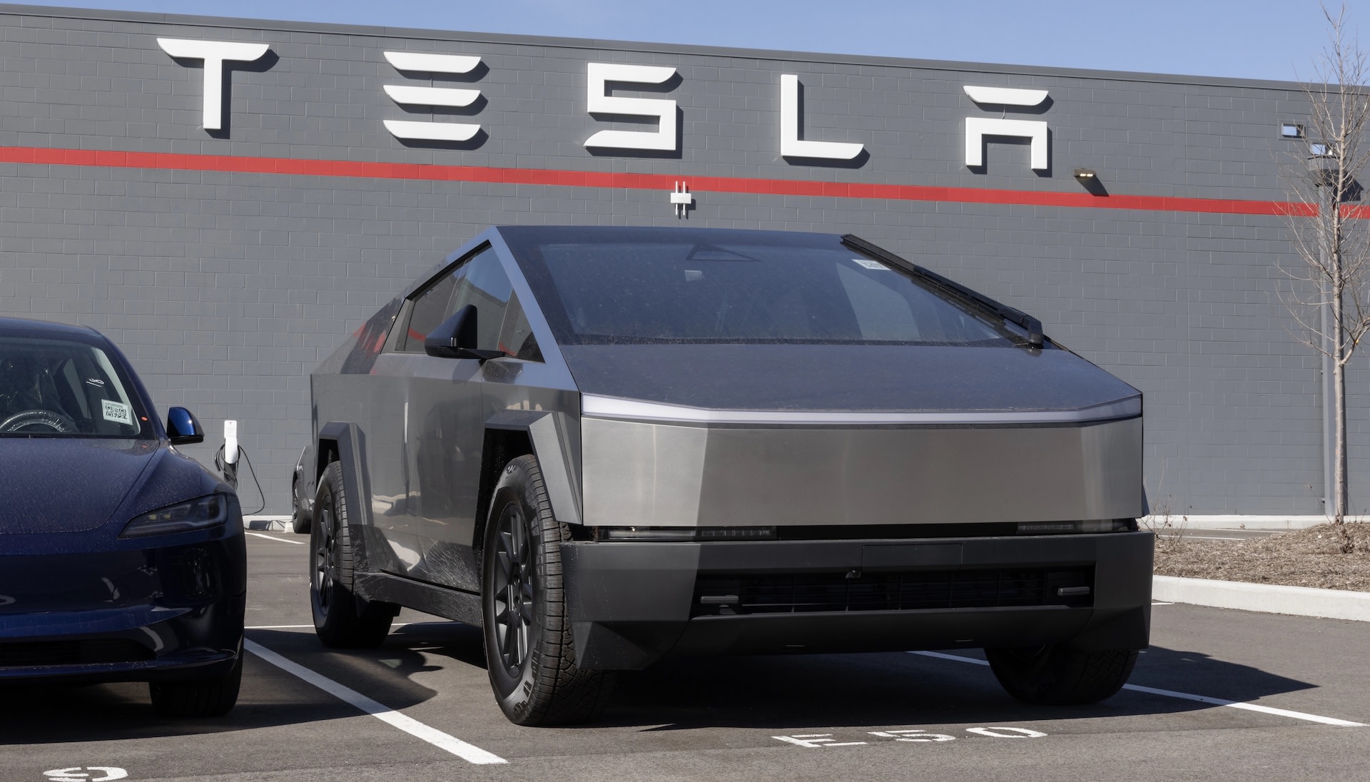 Tesla raises eyebrows after major Cybertruck announcement in key market ...