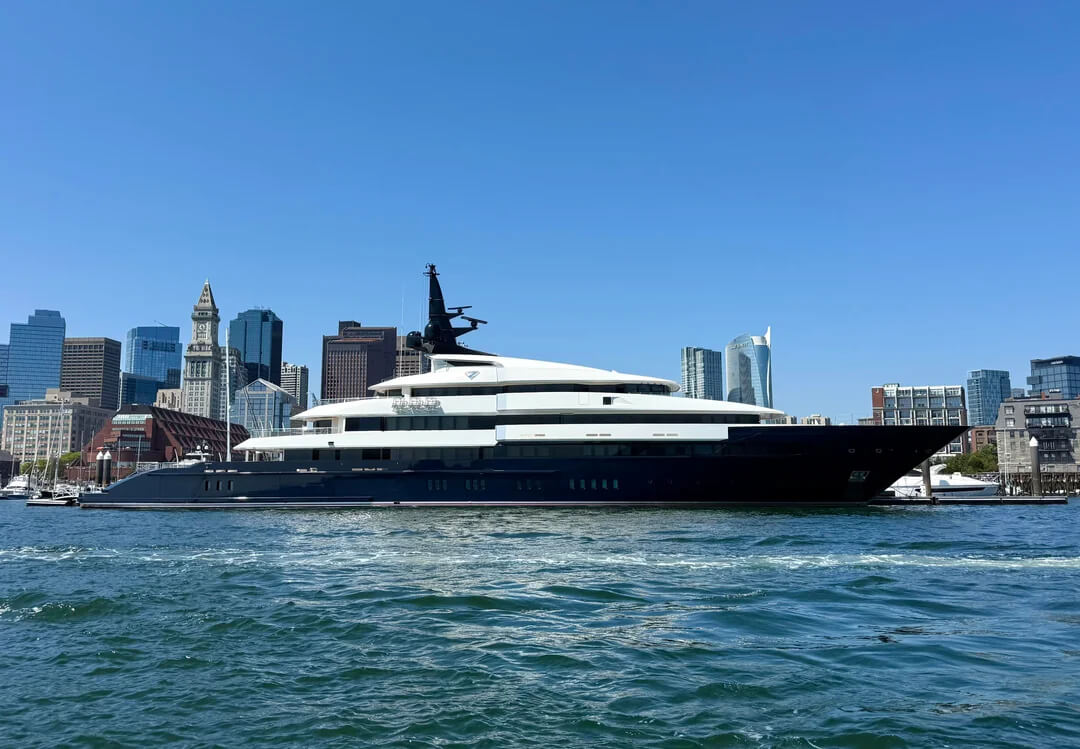 Onlooker captures photo of unbelievable 'Man of Steel' superyacht once ...