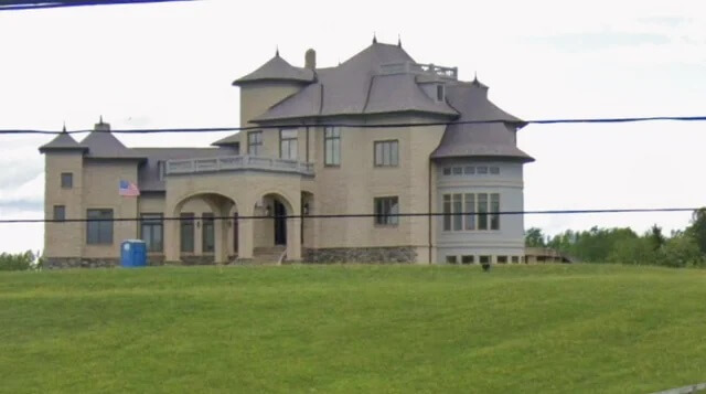 Onlooker sparks outrage with photos of mansion with bizarre design: 'It ...