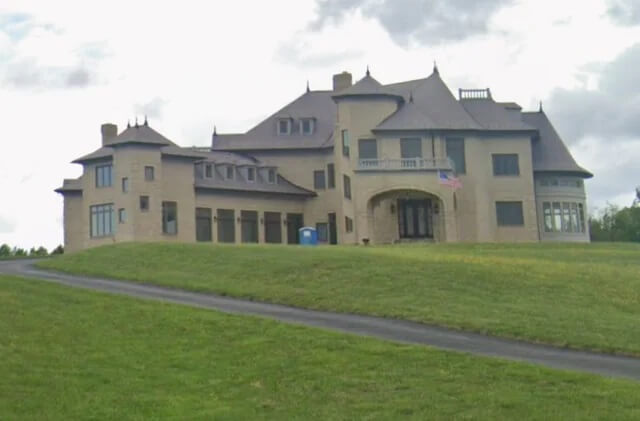 Onlooker sparks outrage with photos of mansion with bizarre design: 'It ...