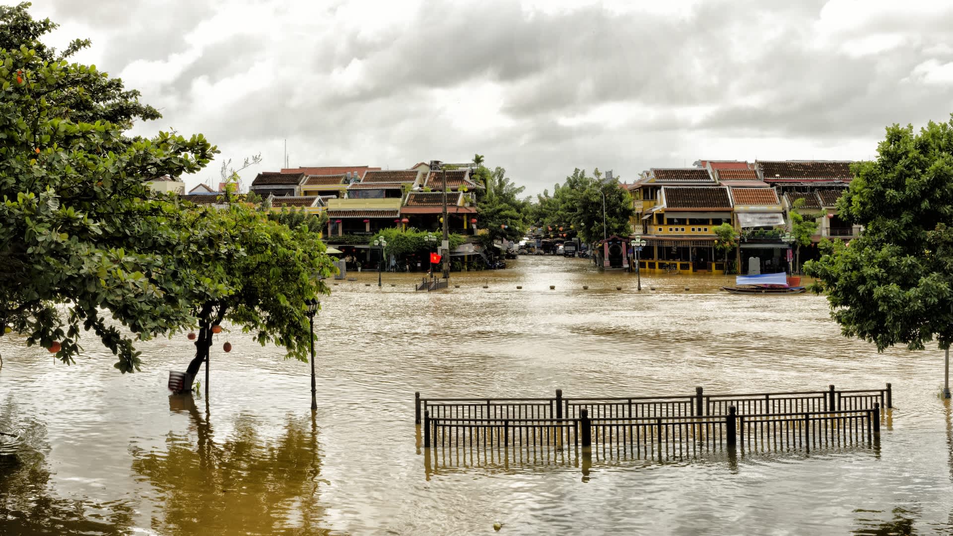 Deadly flooding leaves thousands stranded and nearly 100 confirmed dead ...