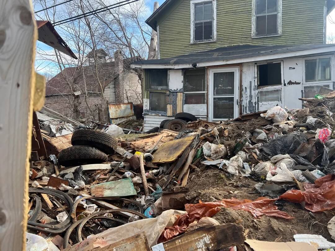 Homeowner distraught over disgusting situation in neighboring yard ...