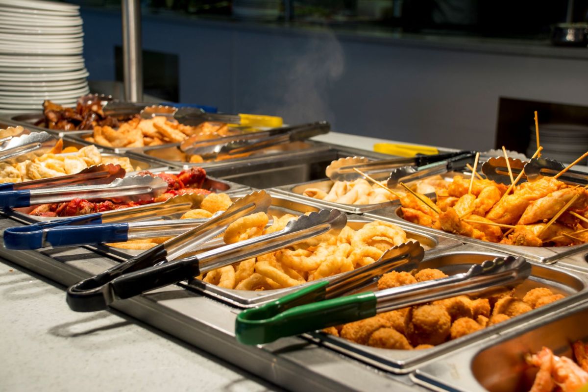 Restaurant's sign enforcing absurd food policy sparks debate: 'What a ...