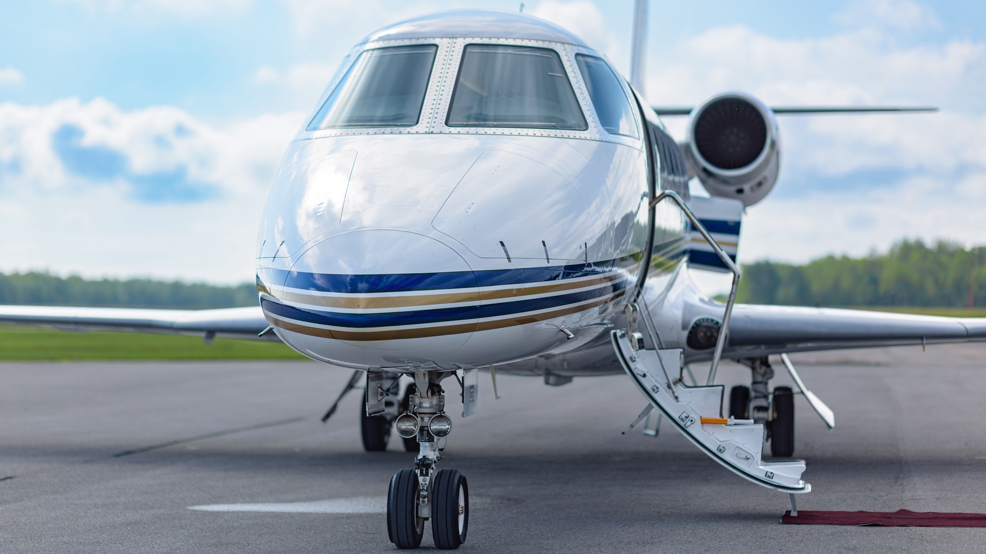 Tech founders trade five-star jet amenities for deli sandwiches in new ...